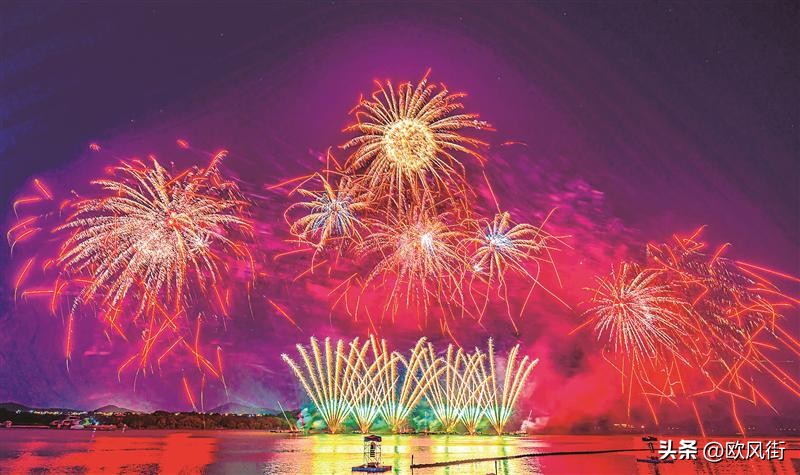 Wearing Hanfu, making palace lanterns, watching fireworks, picking the ...