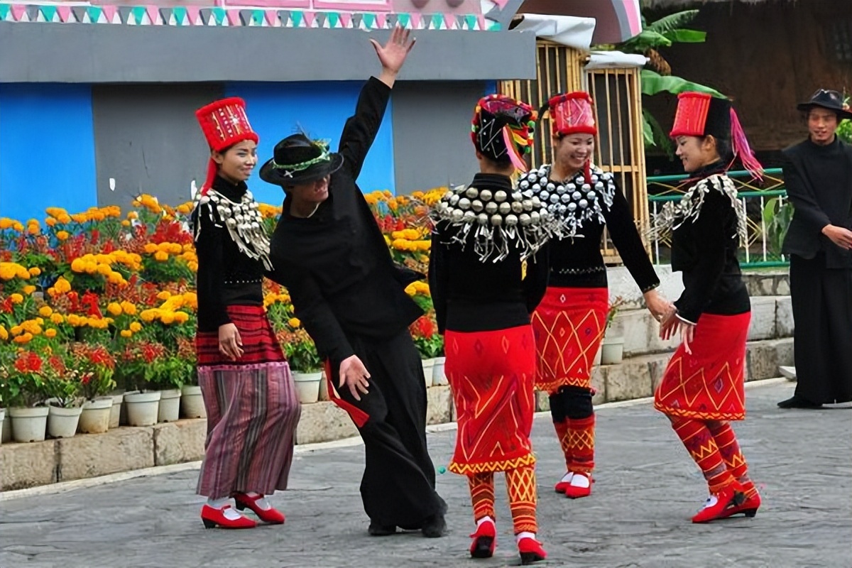 What is the history of the Achang people? - iNEWS