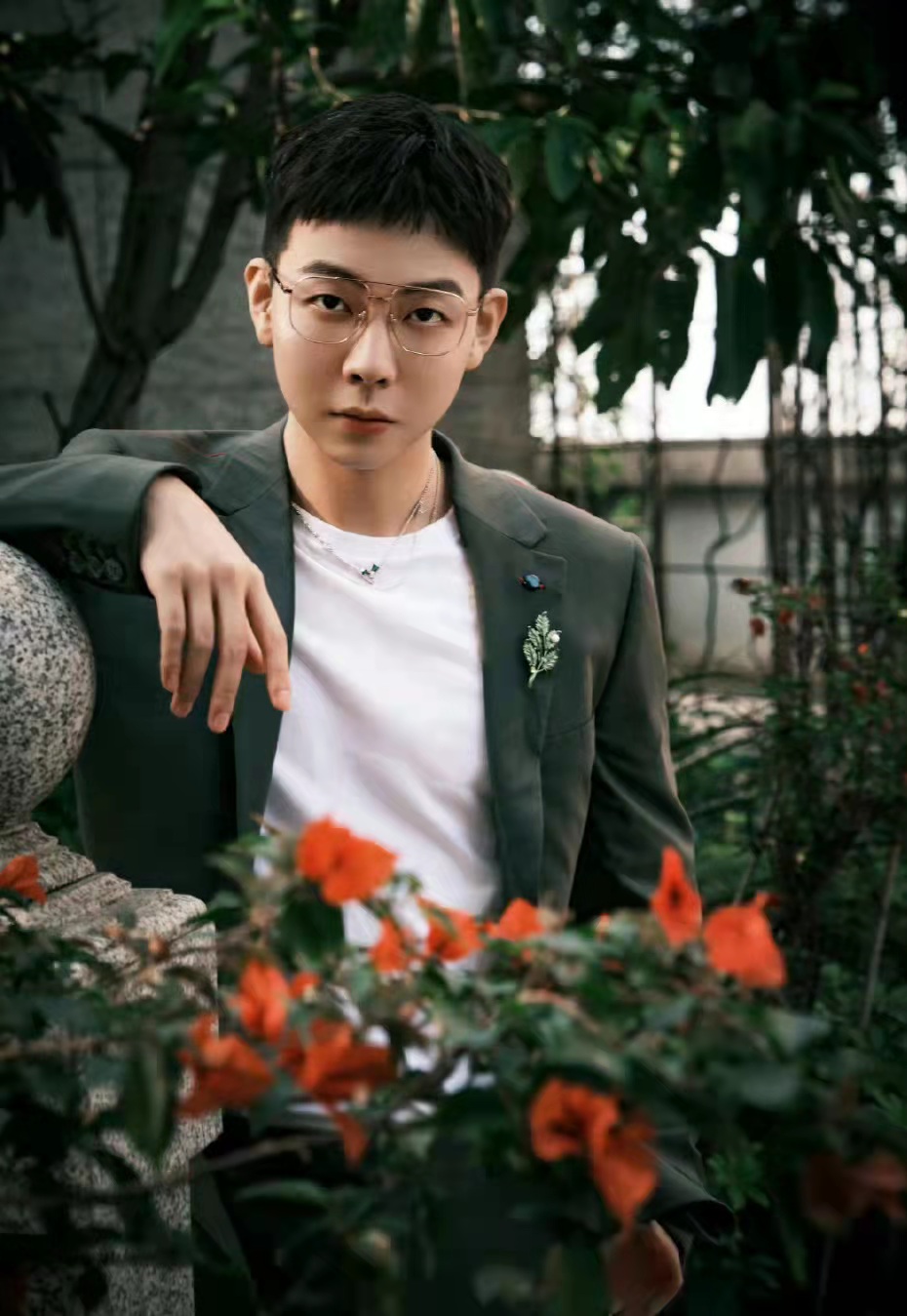 Hu Xia wears a simple dark green suit with a white T inside ...