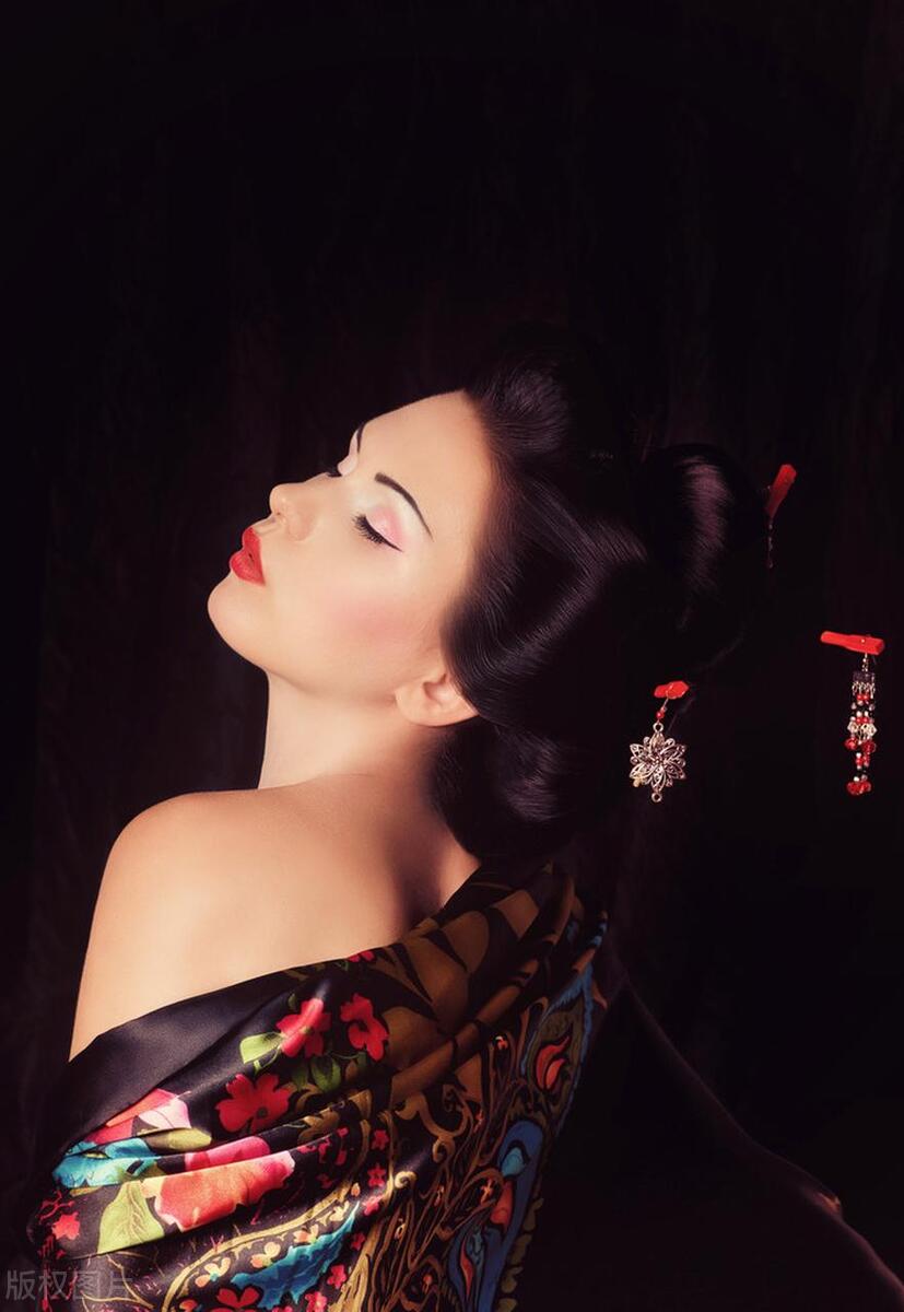 What is the occupation of a Japanese geisha? - iNEWS