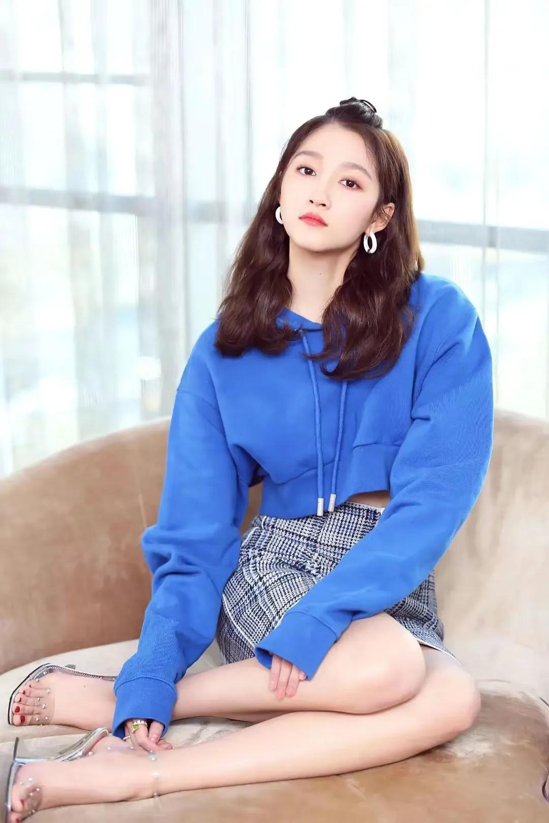 Star beautiful legs Guan Xiao (2) - iNEWS