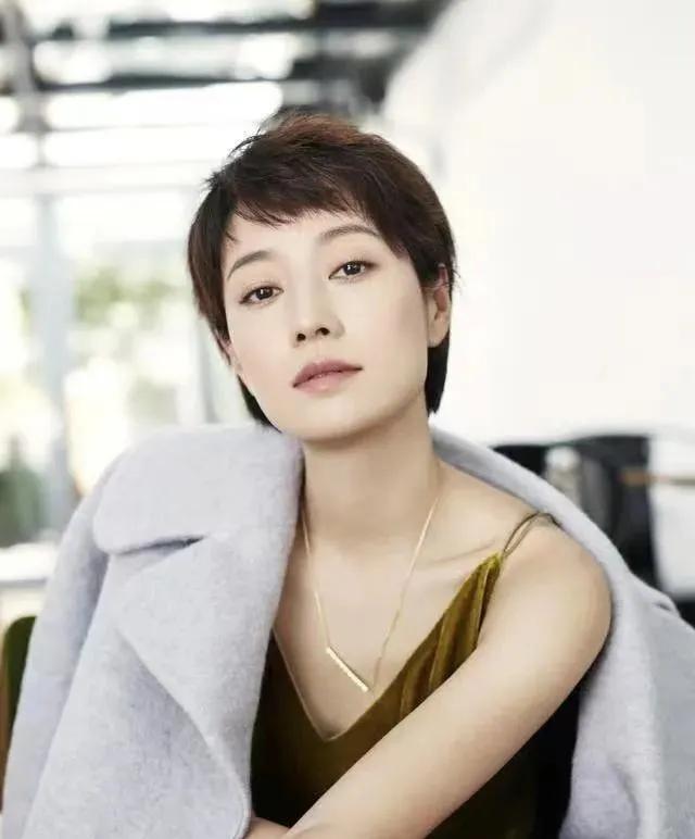46-year-old Ma Yili played the role of a girl, her long hairstyle ...
