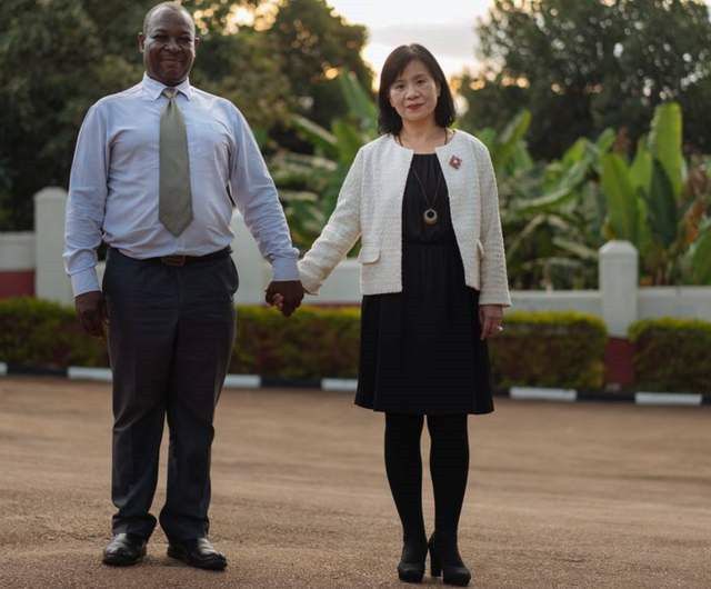 In 1996, Wang Lihong, a female graduate student from Tsinghua University, married to Africa and ...