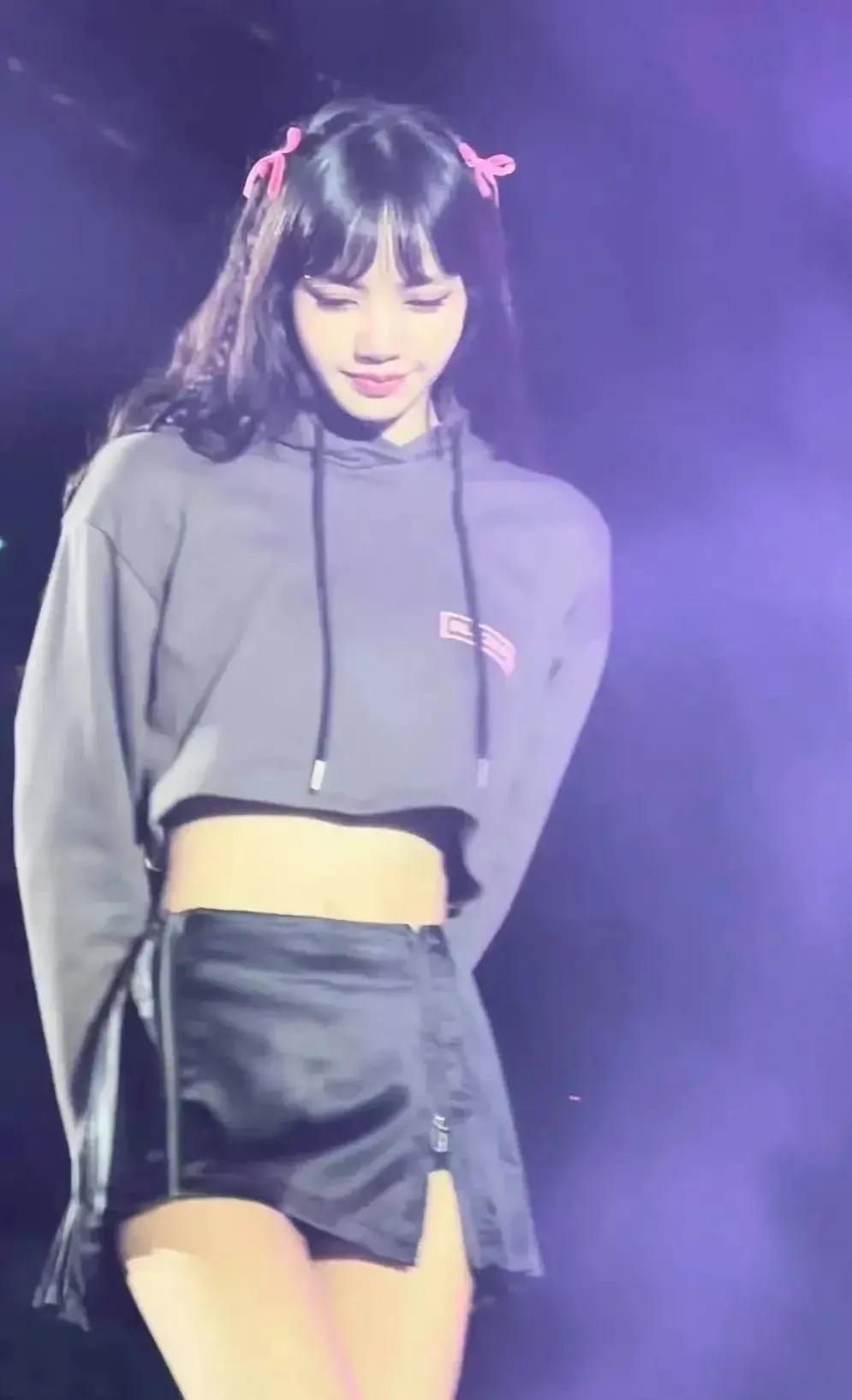 Idol Lisa mistakenly pointed her middle finger, but turned it into a ...