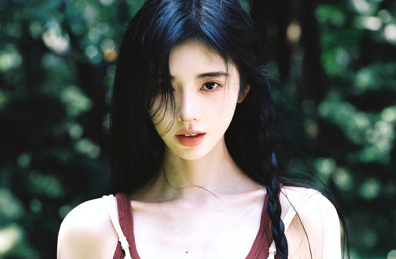 Ju Jingyi wears a floral skirt and braids on one side! White and ...