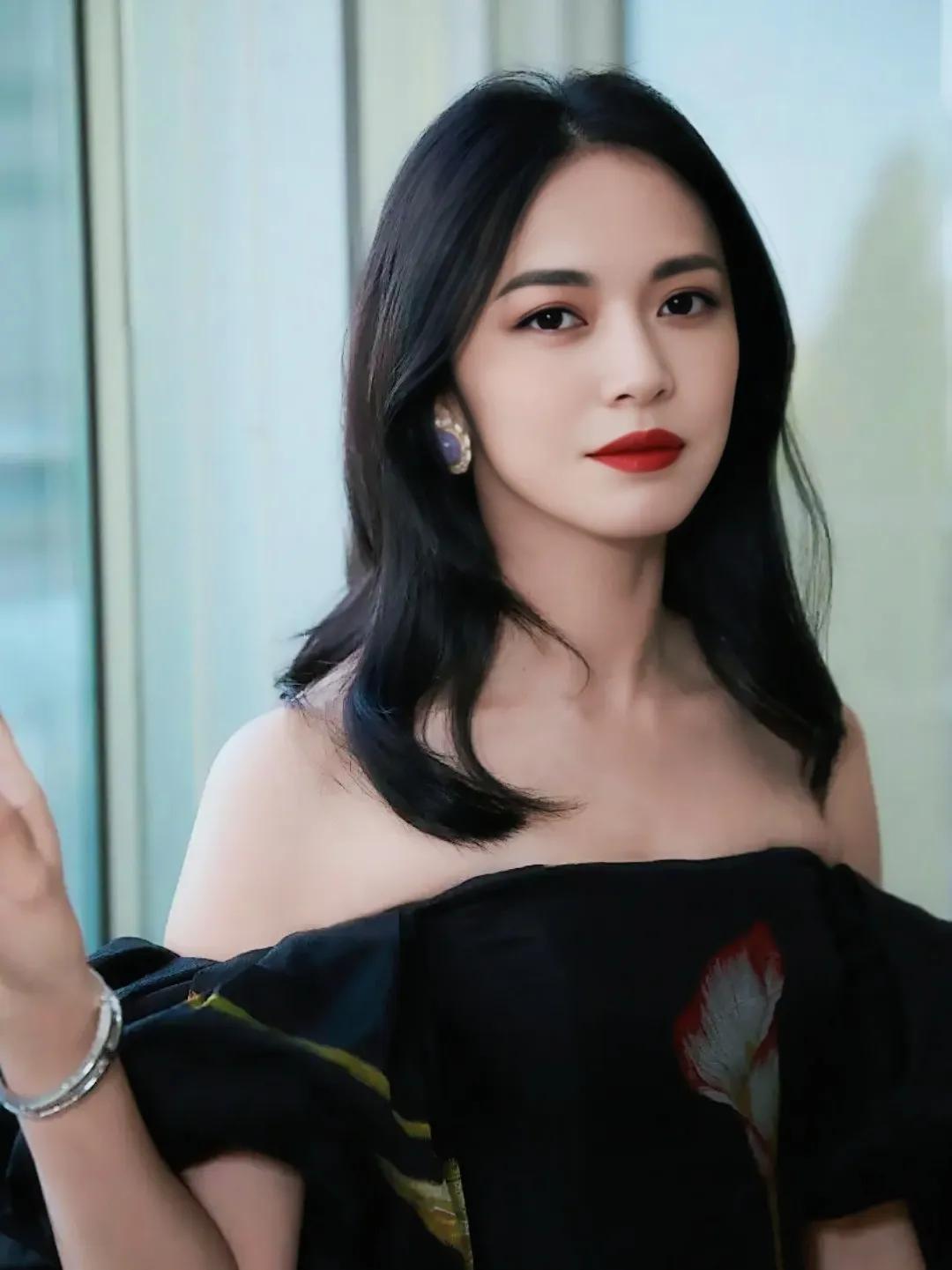 The beautiful Yao Chen - iNEWS