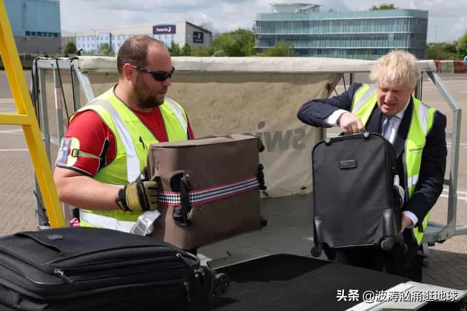 See the world in 49 photos: Russian troops use stones as armor, human ...