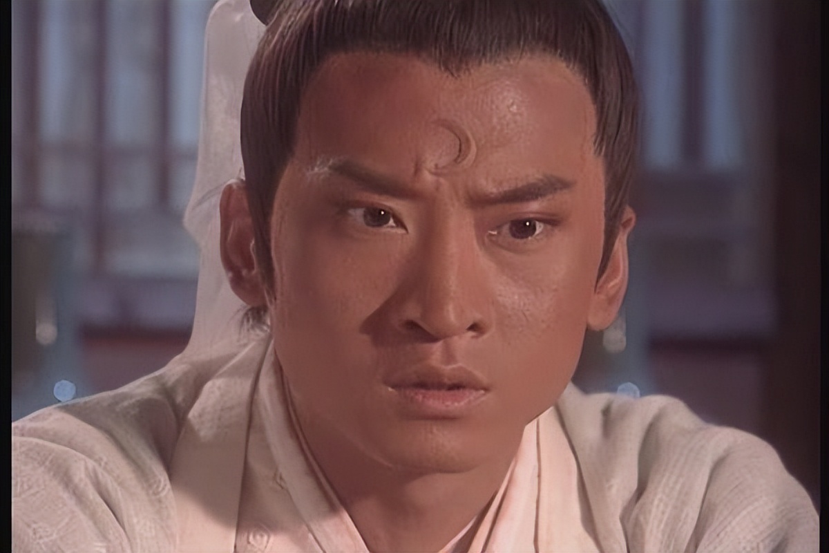 In front of them are "ex-stars", and behind them are business tycoons ...