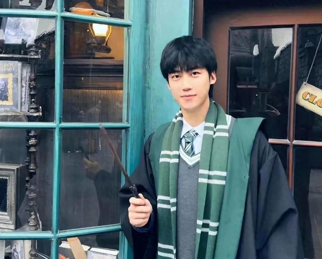 Actor Liu Feng unfortunately passed away at the age of 25. The cause of ...