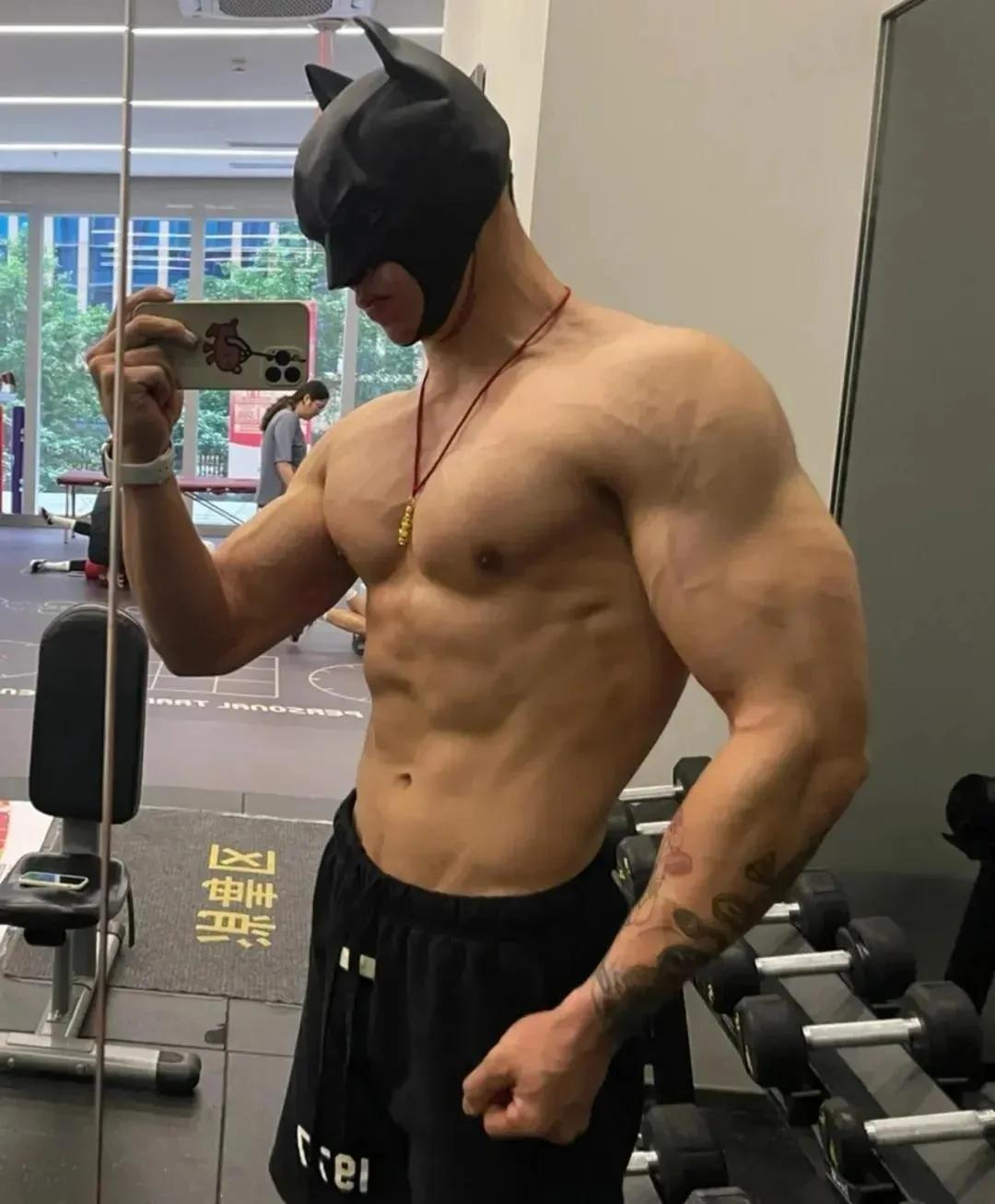 Isn't it too cool for a muscular male coach with a height of 196cm? - iNEWS