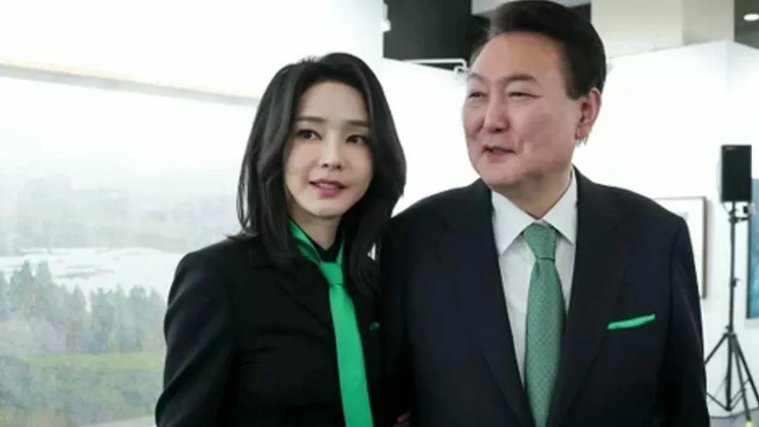 Kim Jian-hee is entangled in black material, relying on a plastic face ...