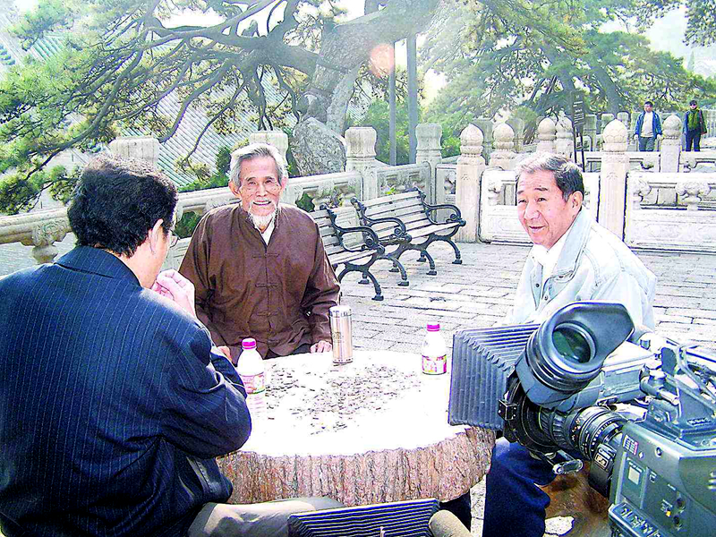 Old movie man: he is the old curator of the library in "Hero" and he is ...