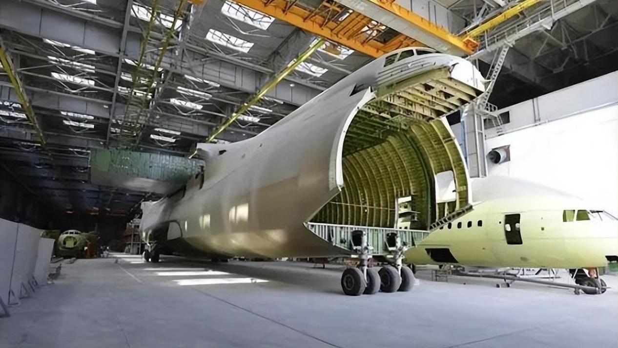 Jumbo An-225: The aircraft with the largest carrying capacity in the ...