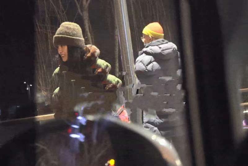 60-year-old Jiang Wen went out with his son, 14-year-old Jiang Jiro was ...