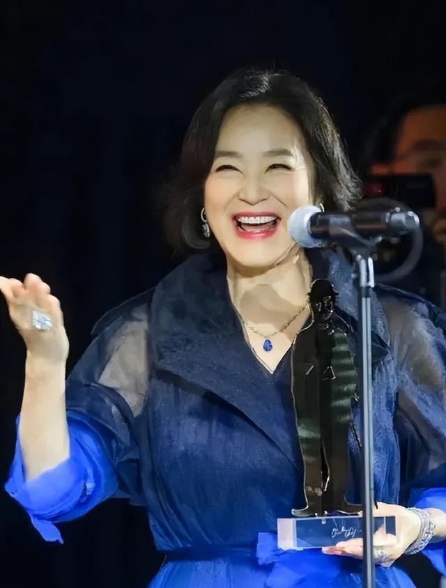 I happened to see a photo of Lin Qingxia and Qin Han in 1980. After 20 ...