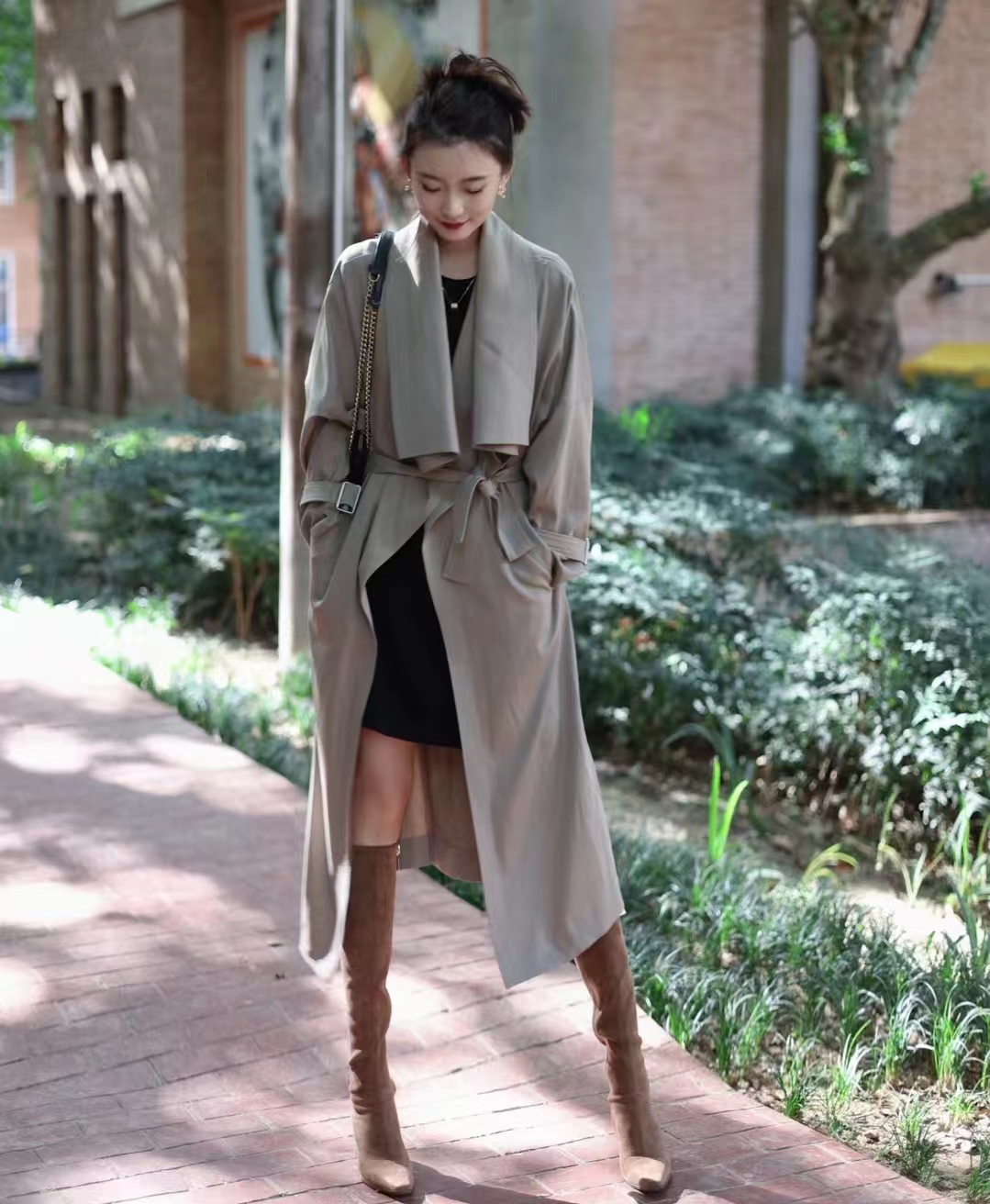 Wearing "windbreaker + dress" in autumn is super fashionable! Beautiful ...