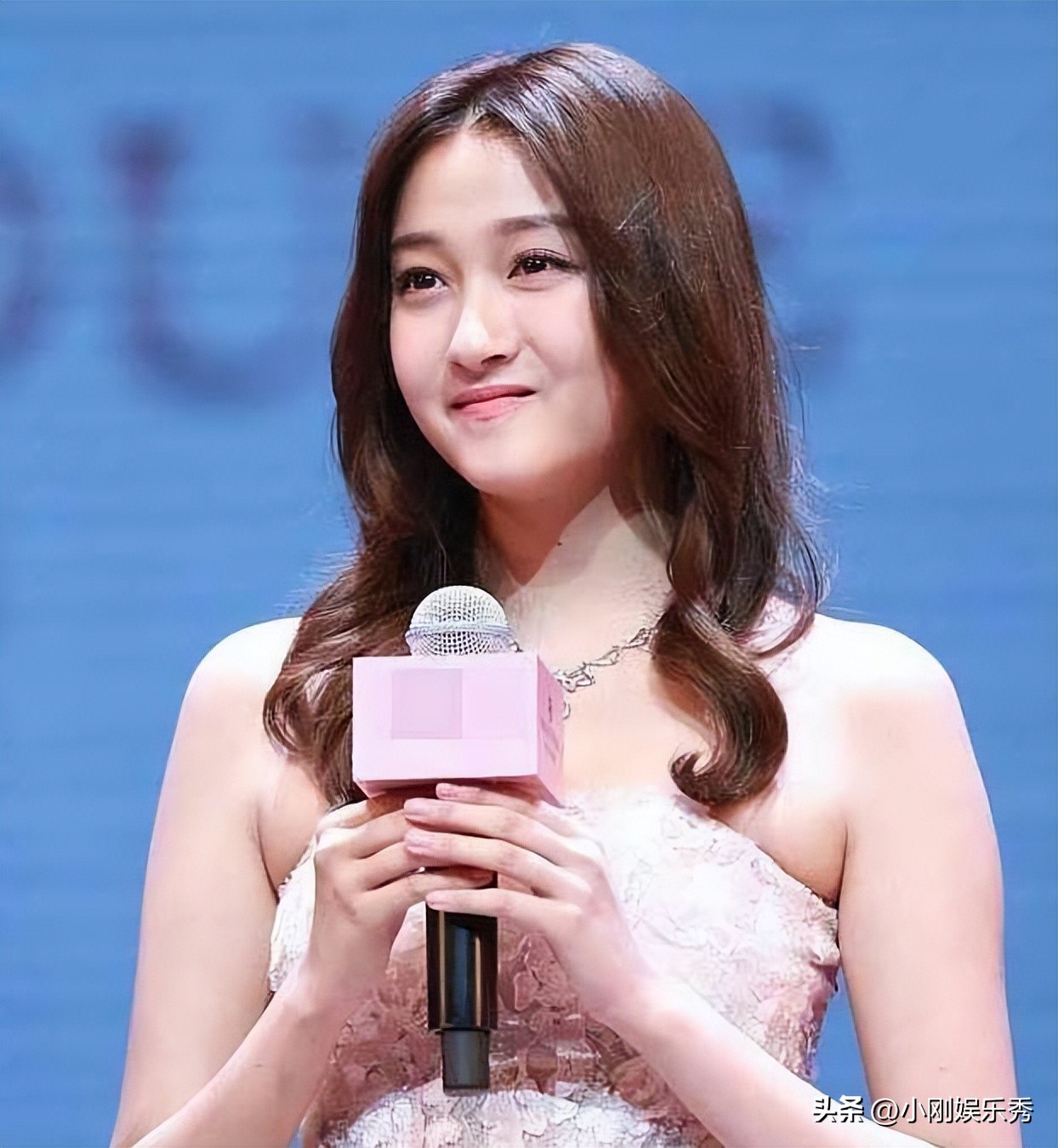 43-year-old Lin Chi-ling's bold dress on the runway show is amazing ...