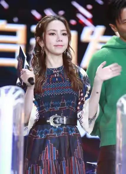 Lu Lijun takes selfies at home, big eye makeup hits Deng Ziqi's face ...