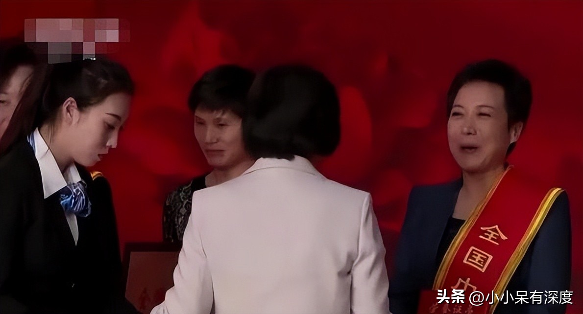 A recent photo of CCTV host He Hongmei. Her career is very successful ...