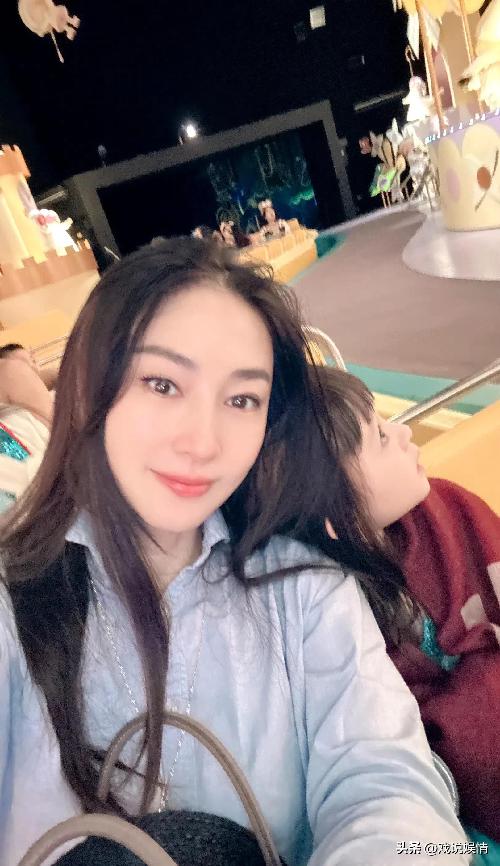 Jia Xiaochen plays with her daughter Disney, and at the age of 4 ...