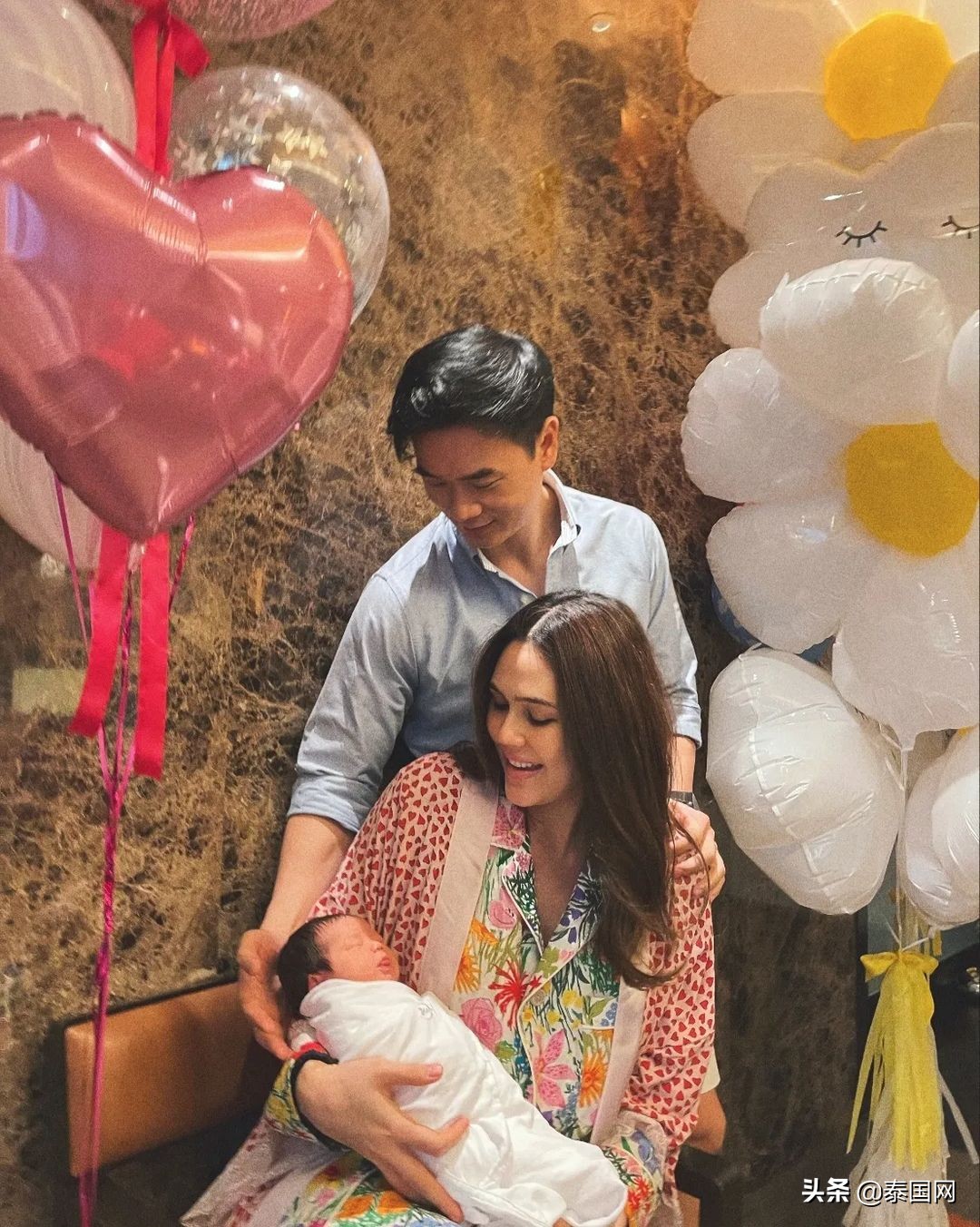 Thaksin's daughter, Bei Dongdan, sends birthday gifts to Thai star Chompoo's daughter - iNEWS