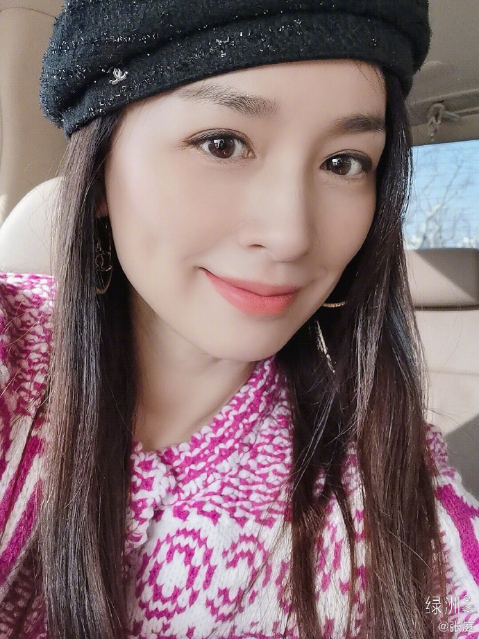 Zhang Ting takes photos for her daughter's birthday, 12-year-old Lin ...