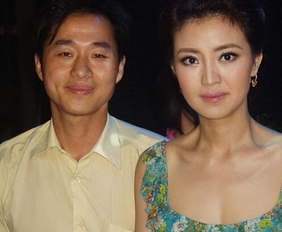 She was once the most beautiful host on CCTV. She lived with Sa Beining ...