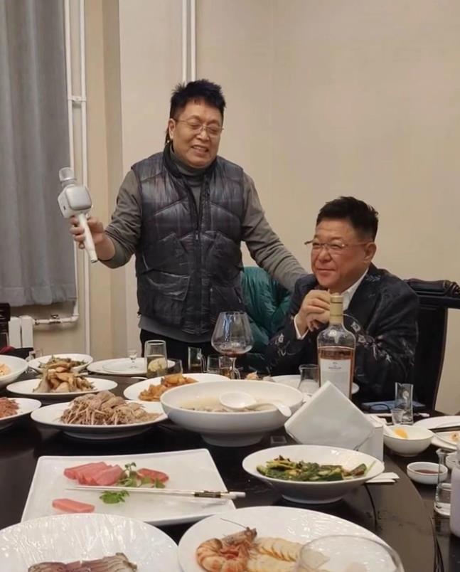 Jiang Yuheng's gaffe after drinking caused controversy, and he took a close photo with a ...