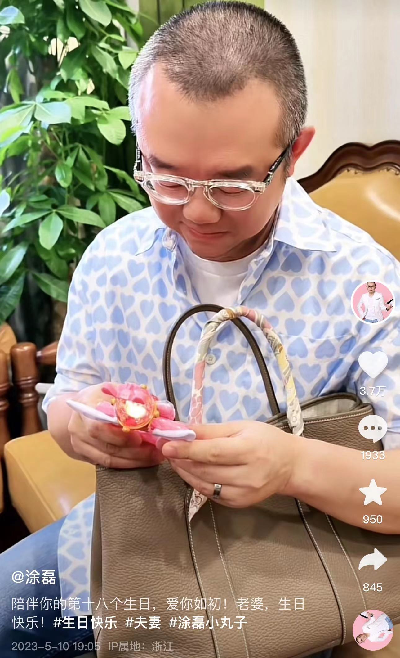 Tu Lei celebrates his 9-year-old wife's birthday! Hold a large bouquet ...