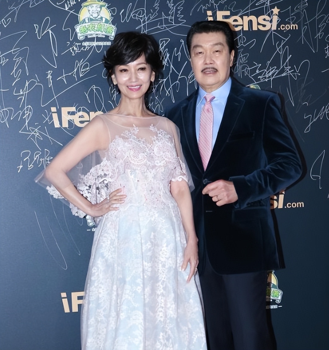 Wu Junru ruthlessly exposed the old bottom, Zhao Yazhi's love history was picked up - iNEWS