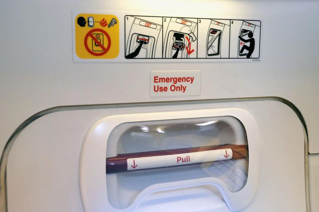 The American flight made an emergency landing! The escape slide ...