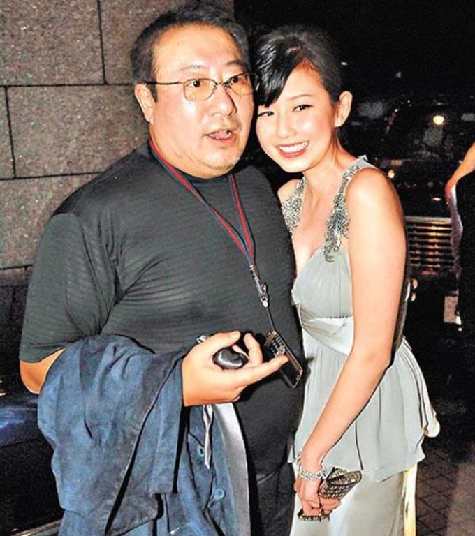 Rosamund Kwan partying with her rich ex-boyfriend!Wearing a short skirt ...