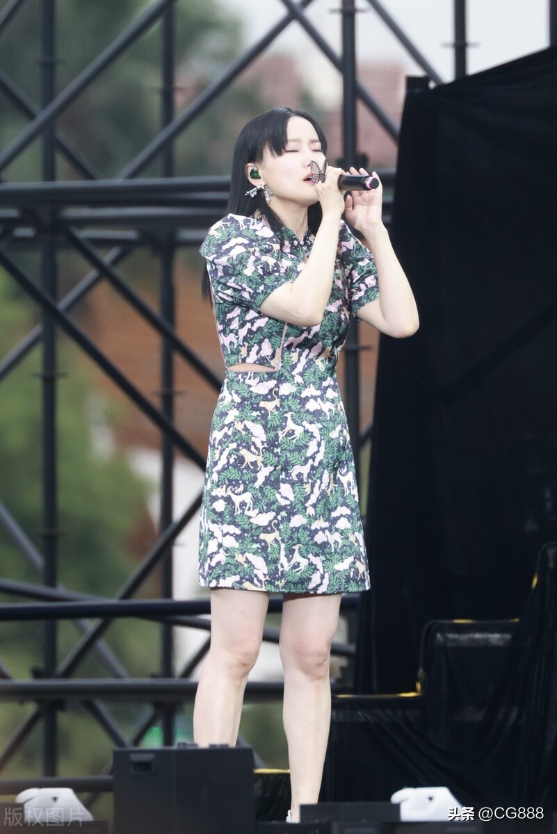 Huang Ling sang at Chengdu Happy Valley Graduation Song - iNEWS