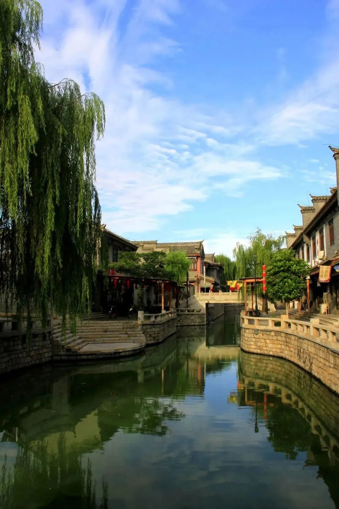 On a beautiful summer day, invite friends to visit the ancient city of ...
