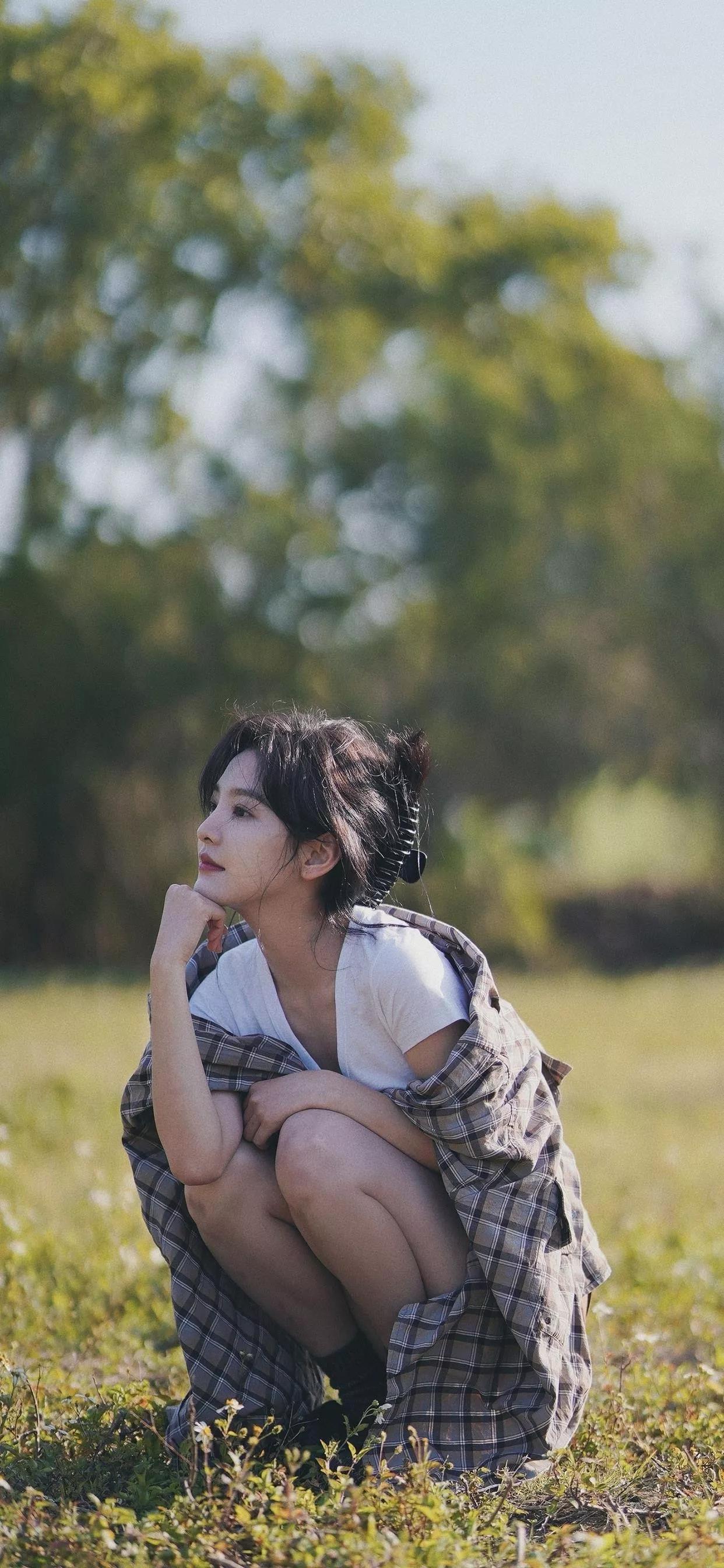 Seated pose for portrait photography (85) - iNEWS
