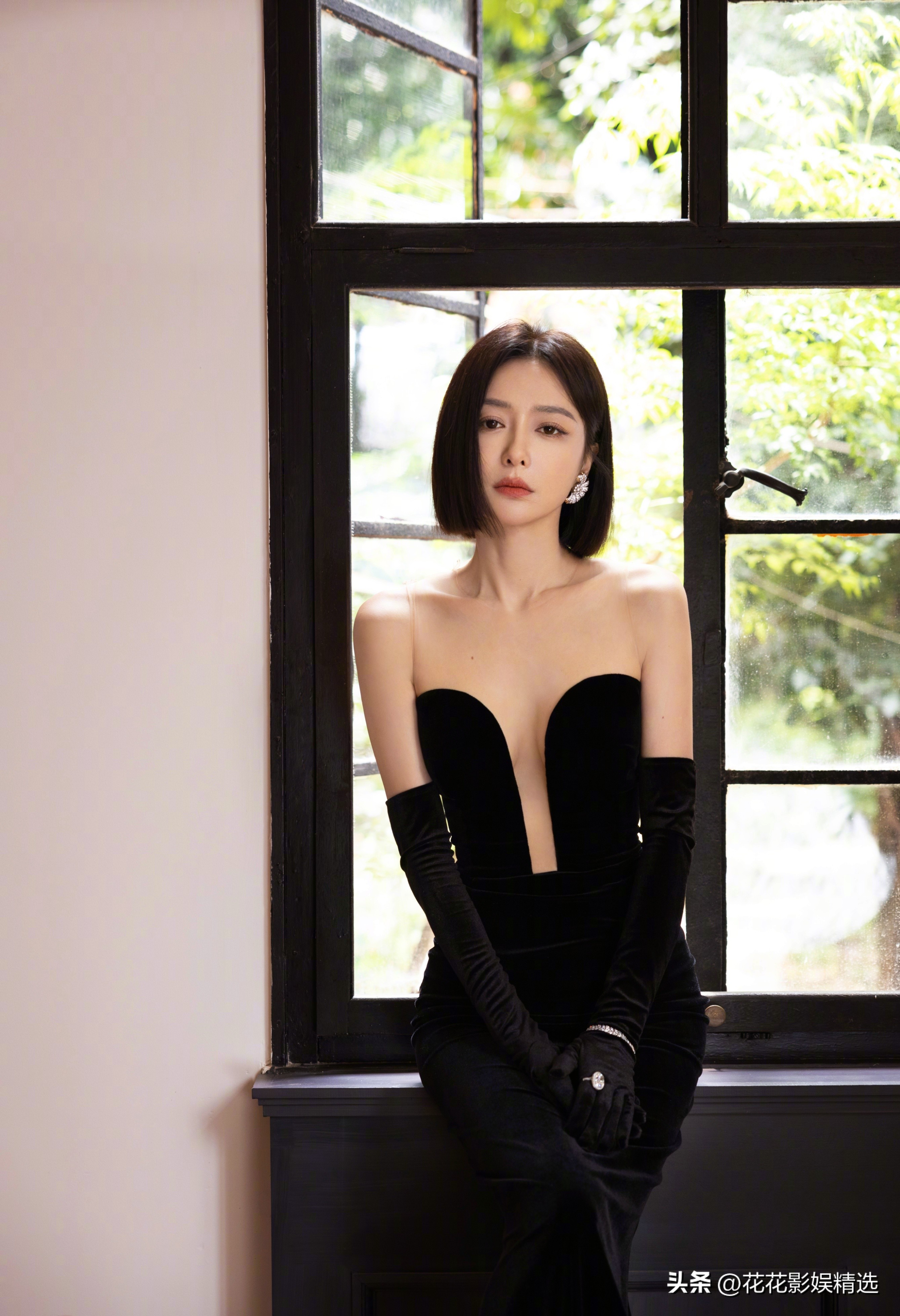 Qin Lan's black tube top has a "slit" in the middle! Beautiful curves, sexy and tall, showing a ...