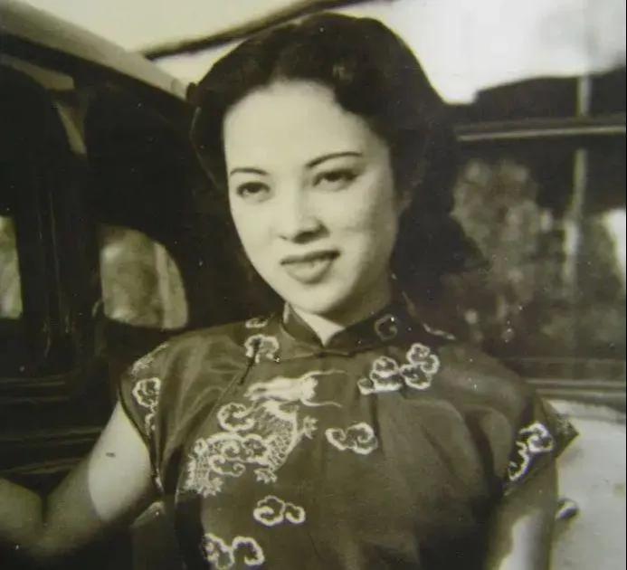 A famous female artist was sentenced to death for treason, she blew ...