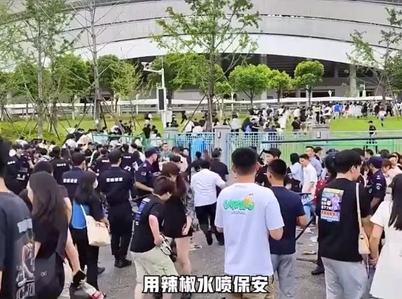 The scalper party in Wuhan demolished the fence to serve chili water to ...