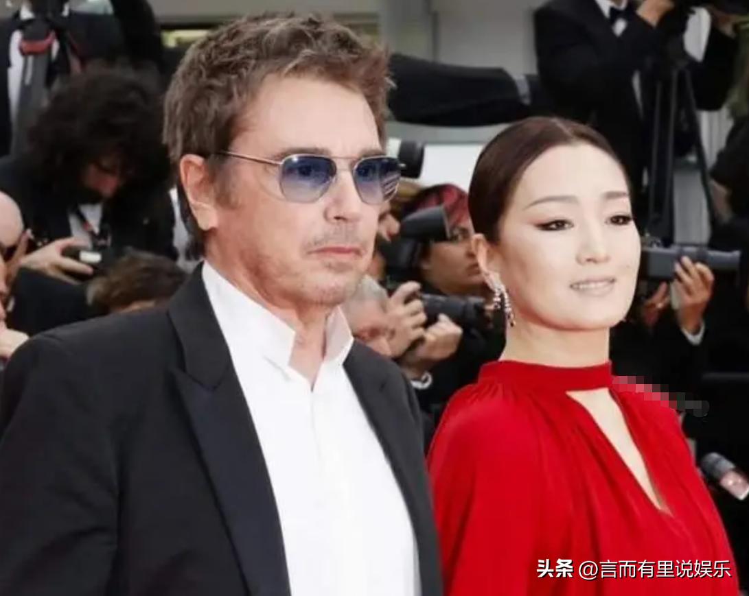 Gong Li and his wife walked the red carpet holding hands. The 75-year ...