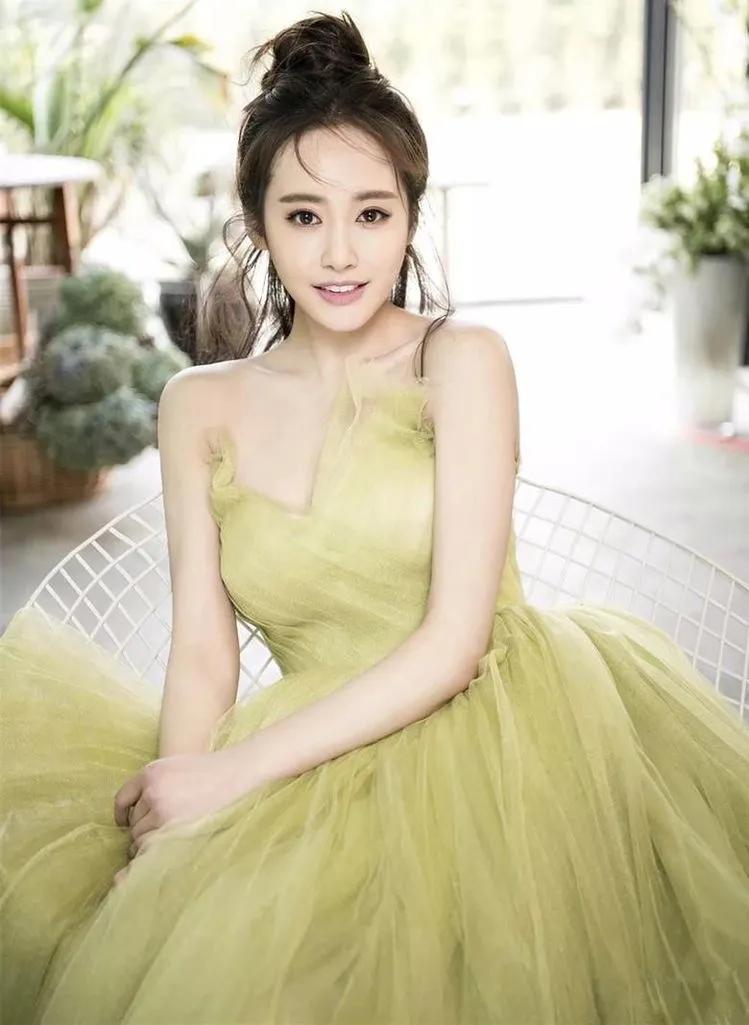 Li Chunzhen is charming and charming, her proud figure steals the ...