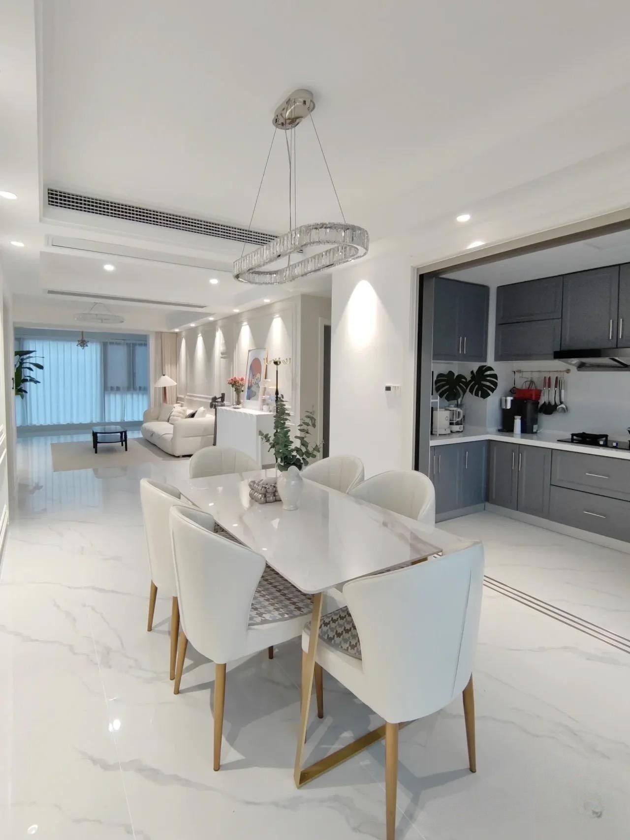 She refused to "over-decorate" and decorated the 168-square-meter home ...