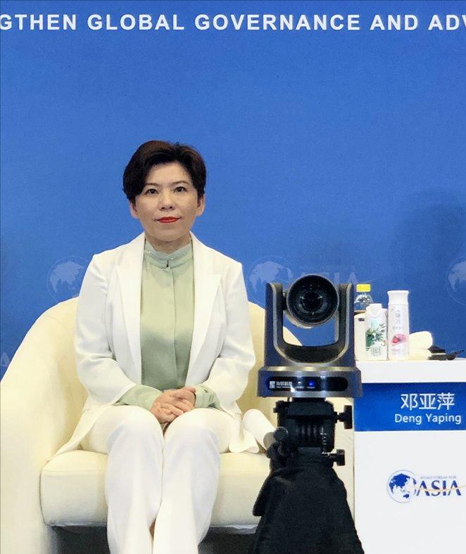 50-year-old Deng Yaping walks to the airport without makeup, her ...