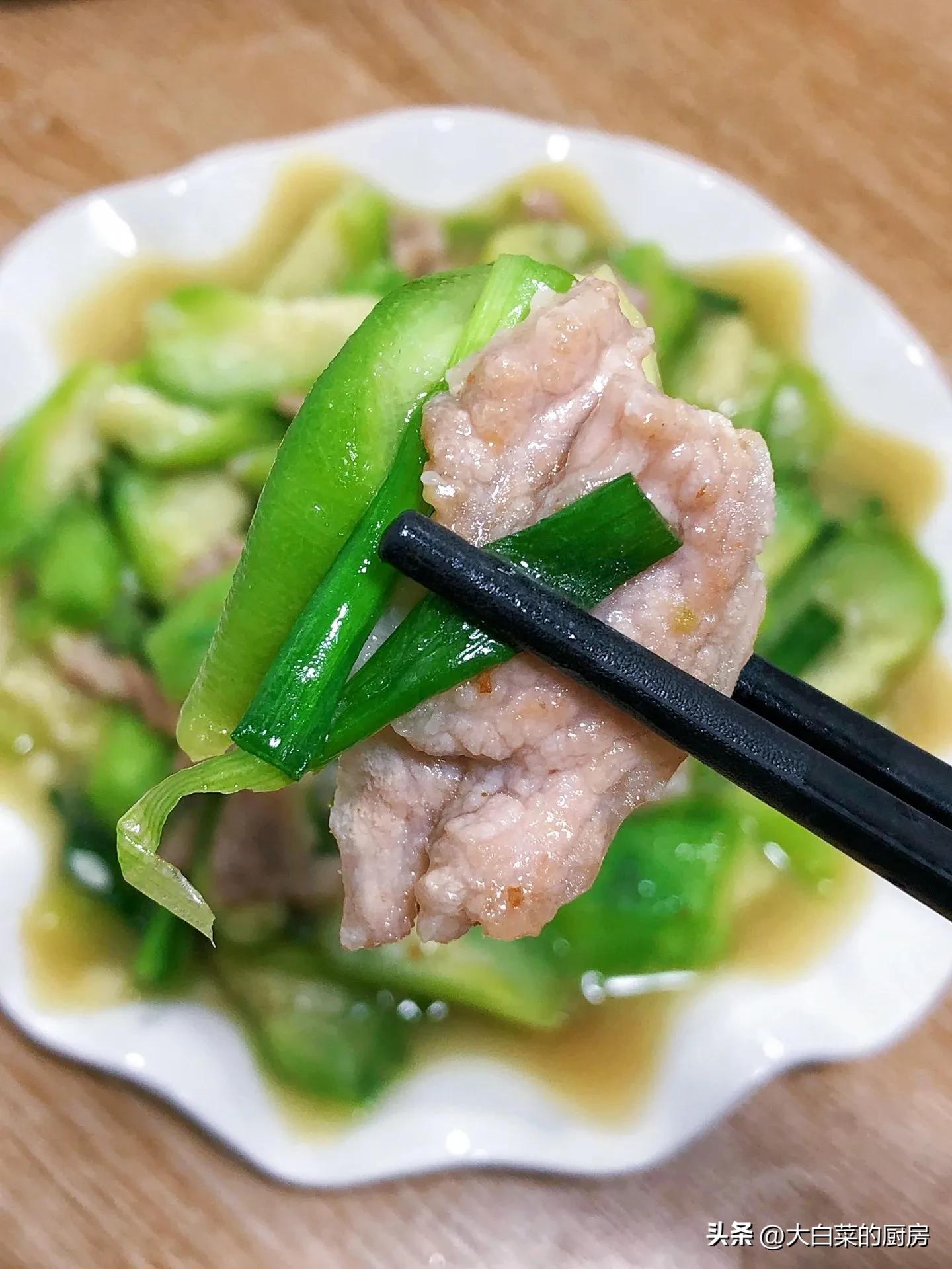 The season of eating loofah is here! The loofah braised meat made by my ...