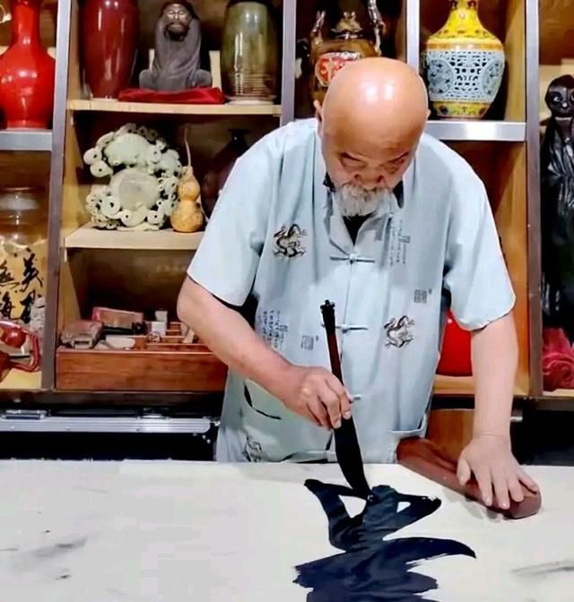 National first-class actor Li Qi is also good at calligraphy. - iNEWS