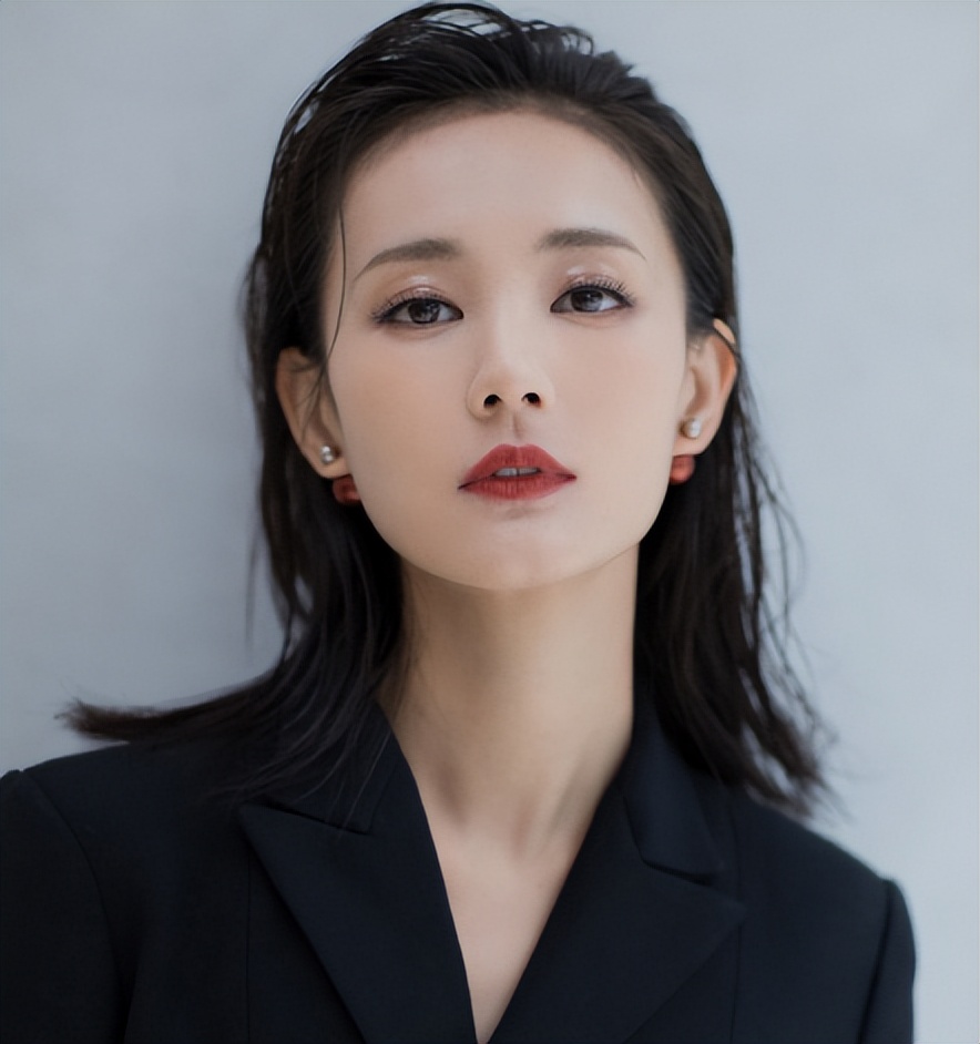 Li Yitong was scolded on the hot search! It was revealed that she stepped on the seat with bare ...