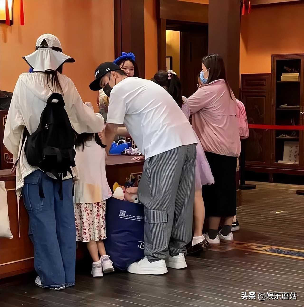 Chen He's father and daughter appeared in Shanghai Disneyland to sweep ...