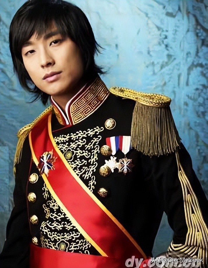 When a Korean drama male god meets a fan and proposes, he responds ...