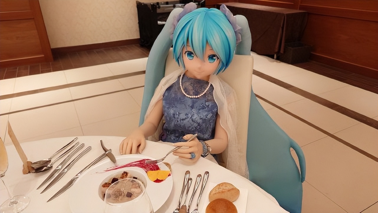 Hatsune Miku's husband prepares candlelight dinner and pays two ...