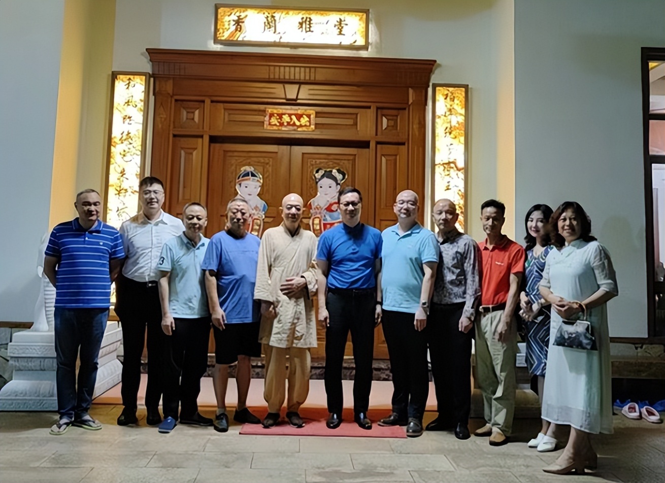 Luo Junqing, the descendant of Dulong Needle, visited the micro-carved ...