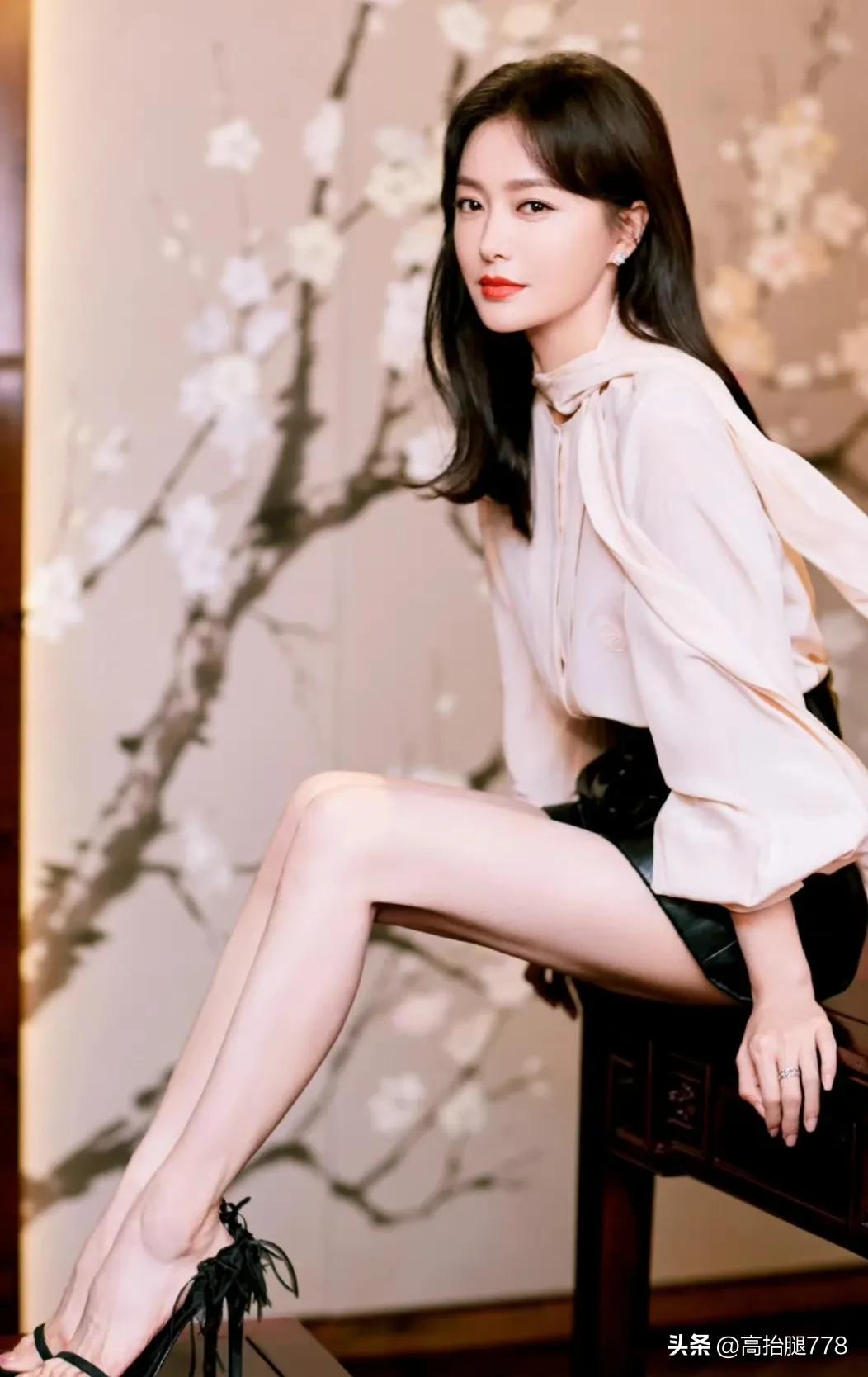 I'm crazy about my legs!Awesome enchanting goddess with long legs!Clara ...